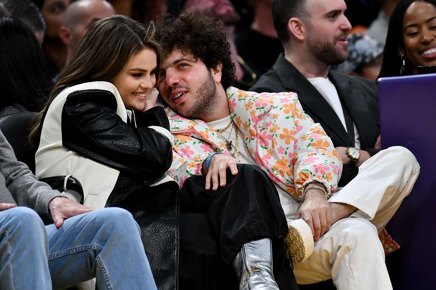 Selena Gomez und Benny Blanco gehen zum ersten Mal mit ihrer Romanze an ...